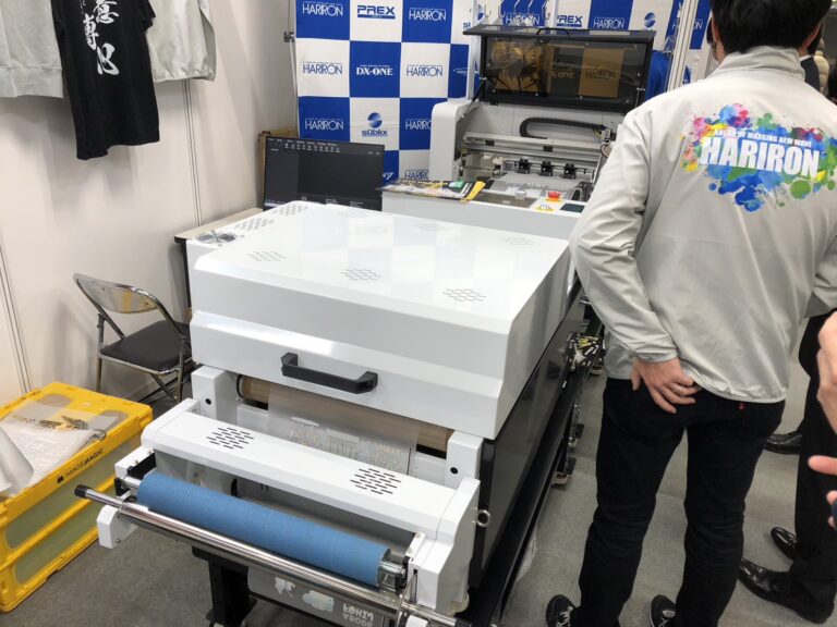 【速報レポート】「OGBS大阪2024」 パウダーレスのDTFシステムが初登場 印刷など他業界からも注目の急成長分野！ | プリント&プロモーション
