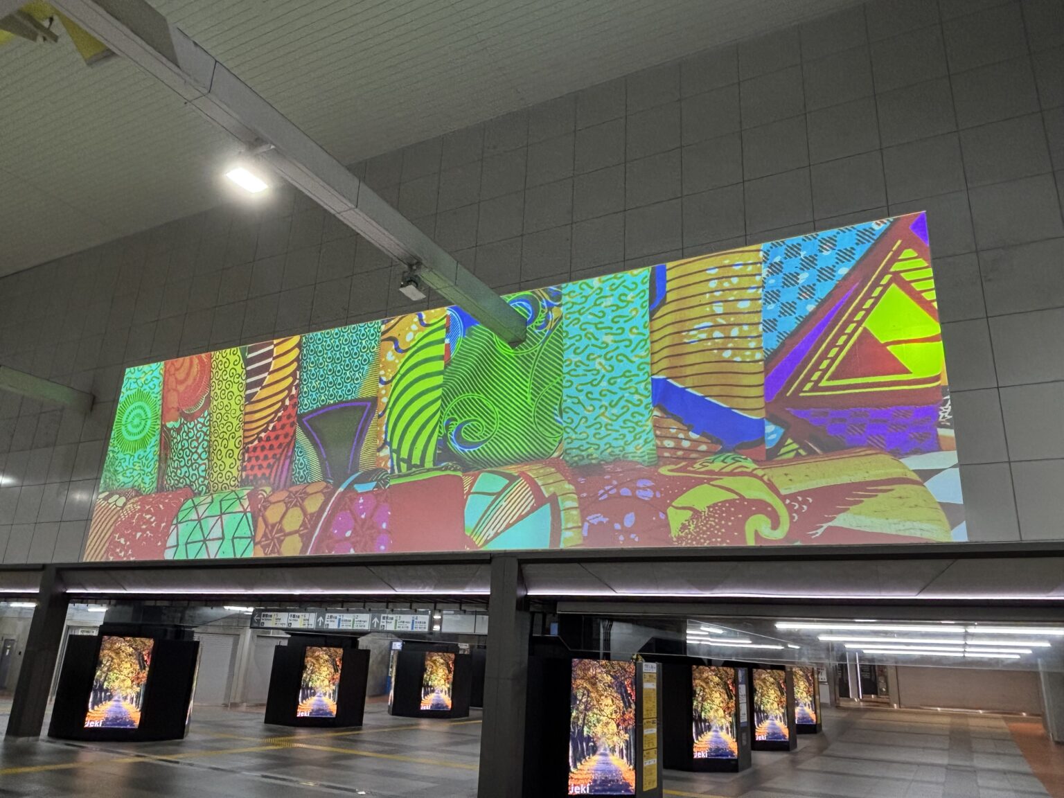 ジェイアール東日本企画が開発 JR秋葉原駅に新大型広告「AKIBA DAWN」が登場 パナソニックのプロジェクターで実現 | プリント&プロモーション